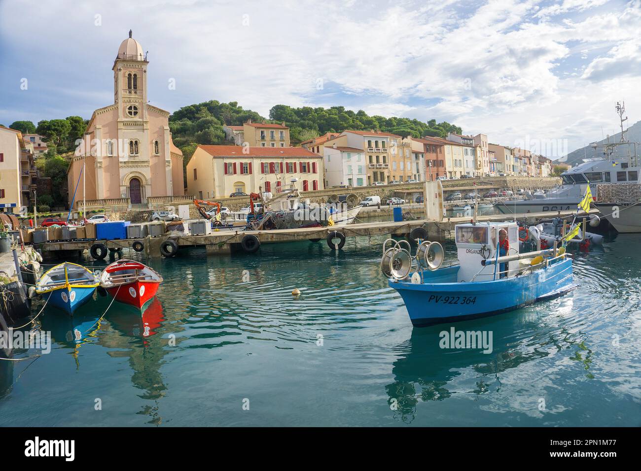Fischerboot bei der Kirche Notre-Dame-des-Anges, Hafen von Port Vendres ...