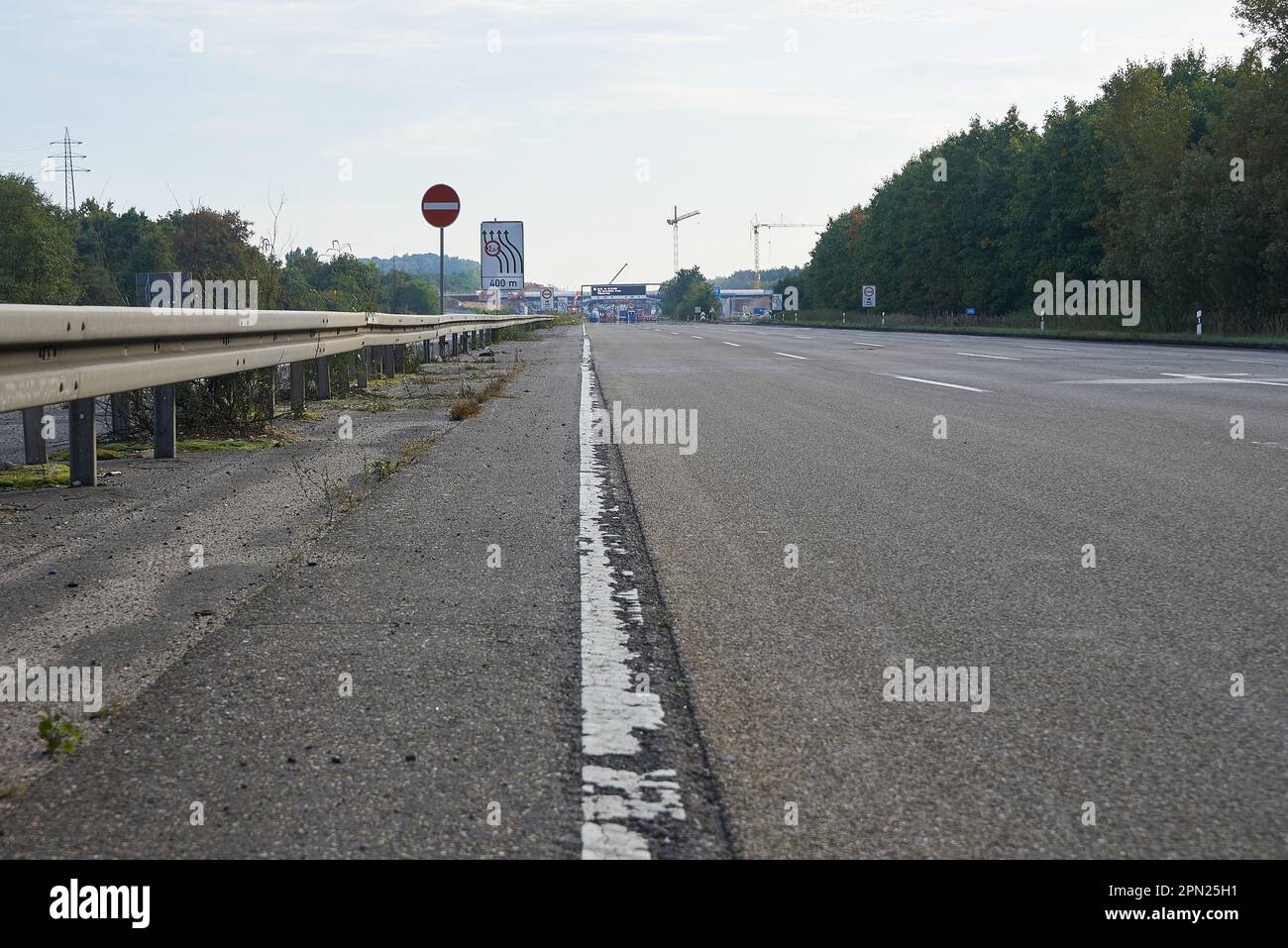 empty shabby 8-lane motorway during bridge works Stock Photo - Alamy