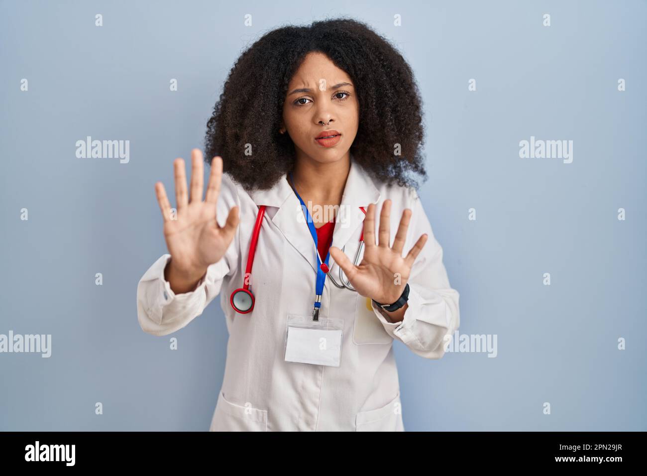 Female doctor thanks sign hi-res stock photography and images - Alamy