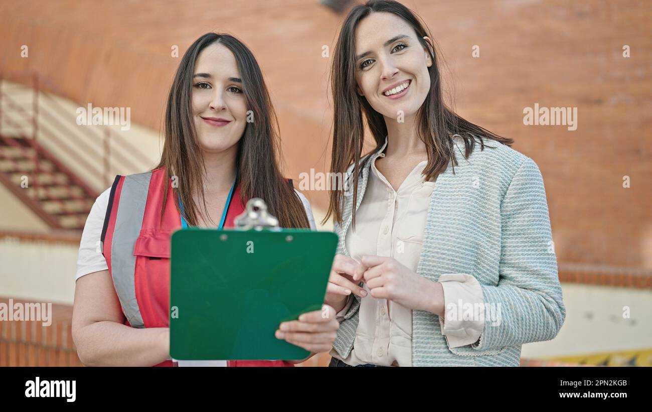 Street interview and clipboard hi-res stock photography and images - Alamy