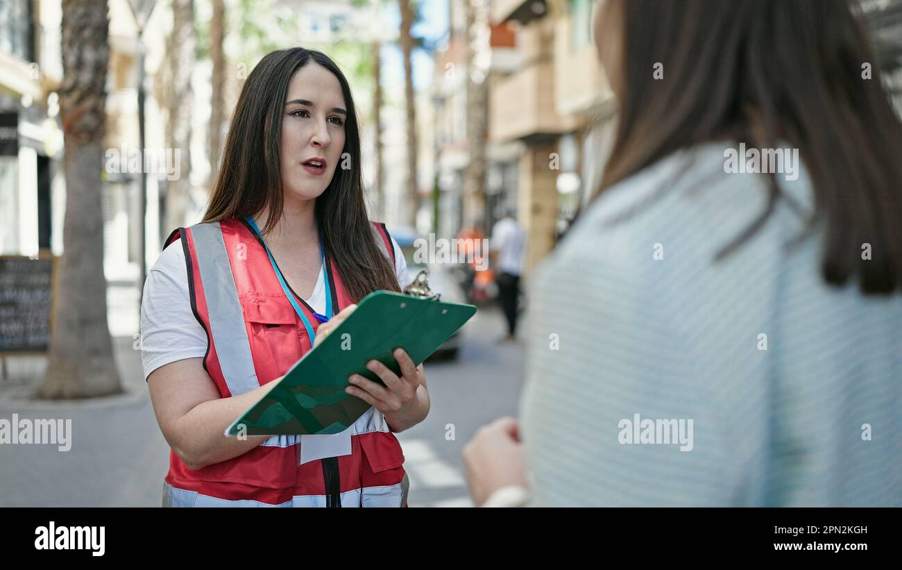 Clipboard interview outside hi-res stock photography and images - Alamy