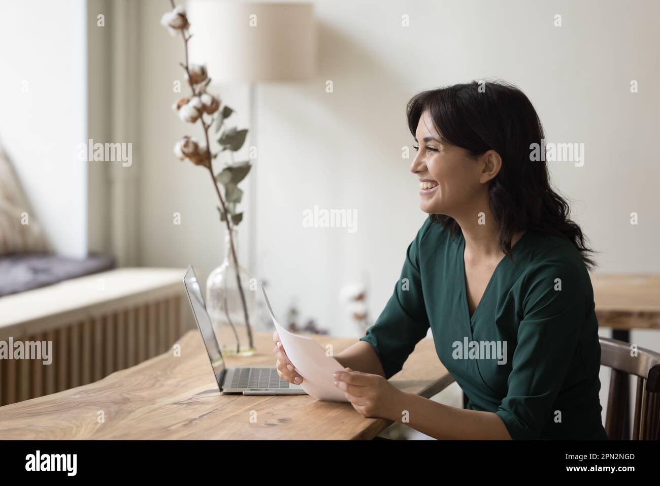 Business woman receive good news in paper notice Stock Photo - Alamy