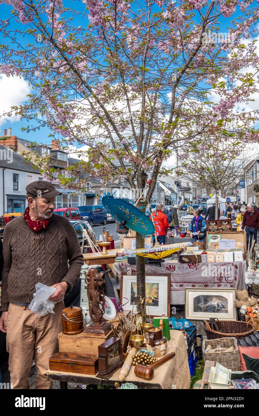 Bridport Saturday street market on a sunny Springtime morning, with the ...