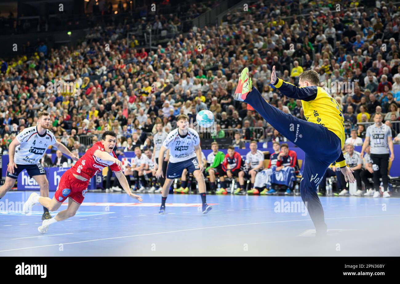 Seven meters left to right Frederik SIMAK (Lemgo), goalwart Kevin ...