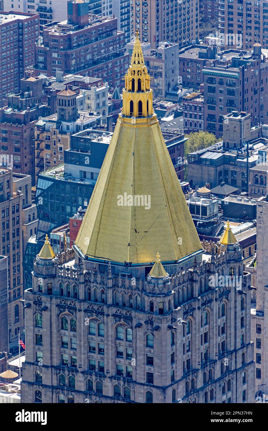 The gilded crown of the gothic New York Life Building is a NYC icon and ...
