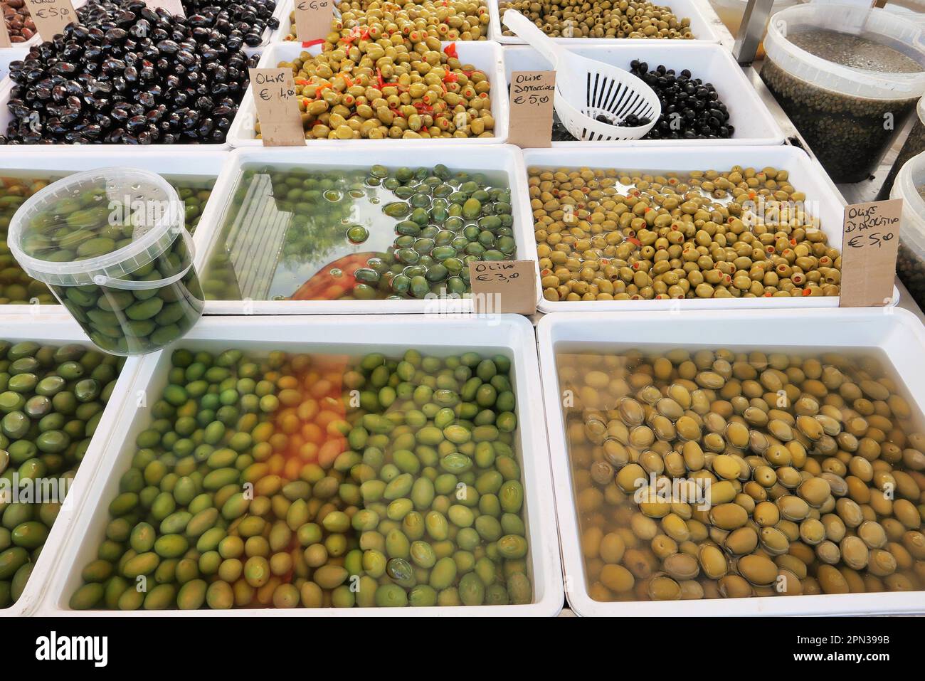 VARIOUS TYPES OF APULIAN OLIVES ON DISPLAY IN A LOCAL MARCKET Stock ...
