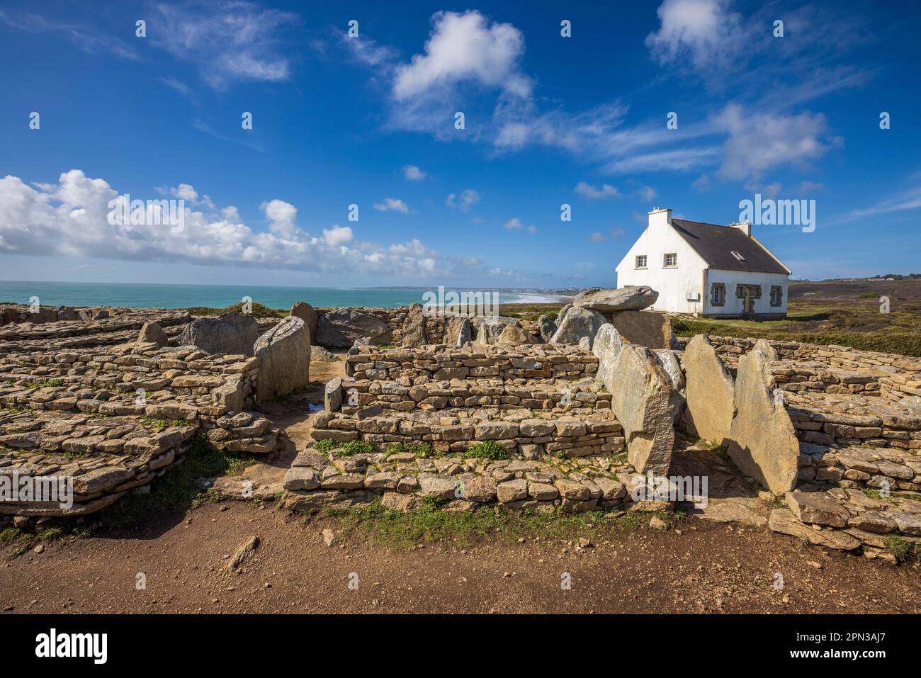 Chambered cairn hi-res stock photography and images - Alamy