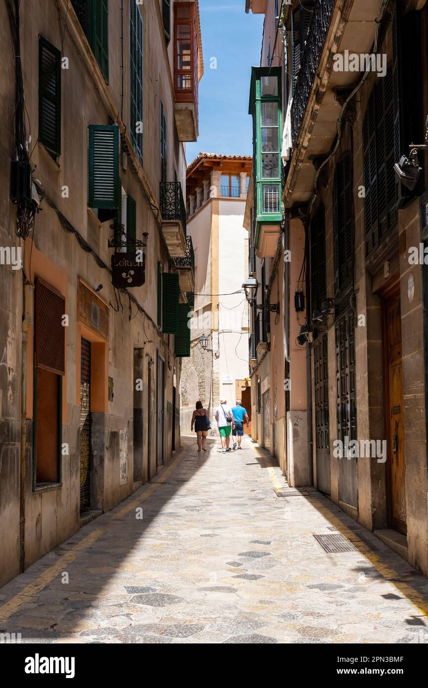 Alley in the historic town center of palma de majorca hi-res stock ...