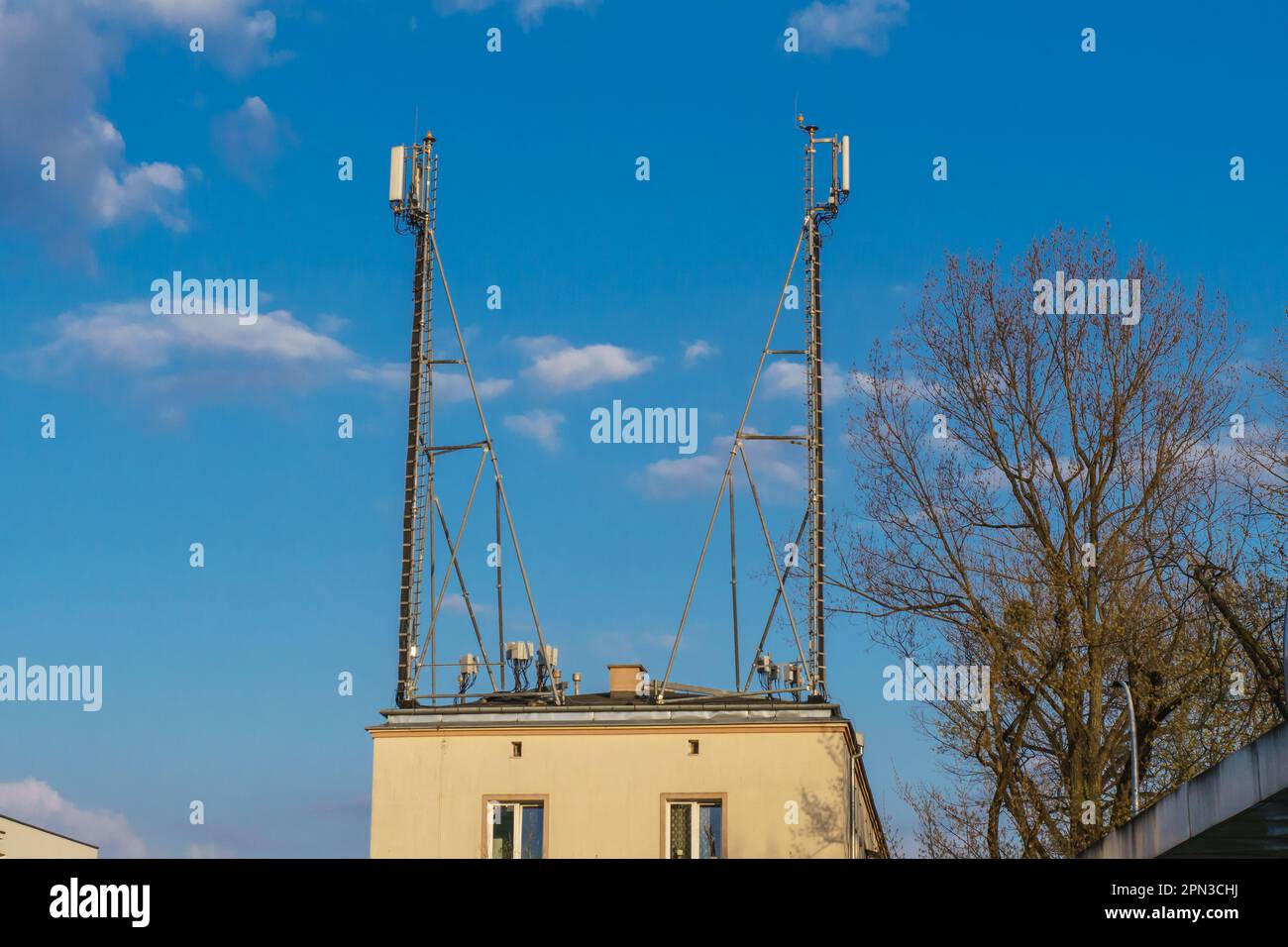 Gsm mast hi-res stock photography and images - Alamy