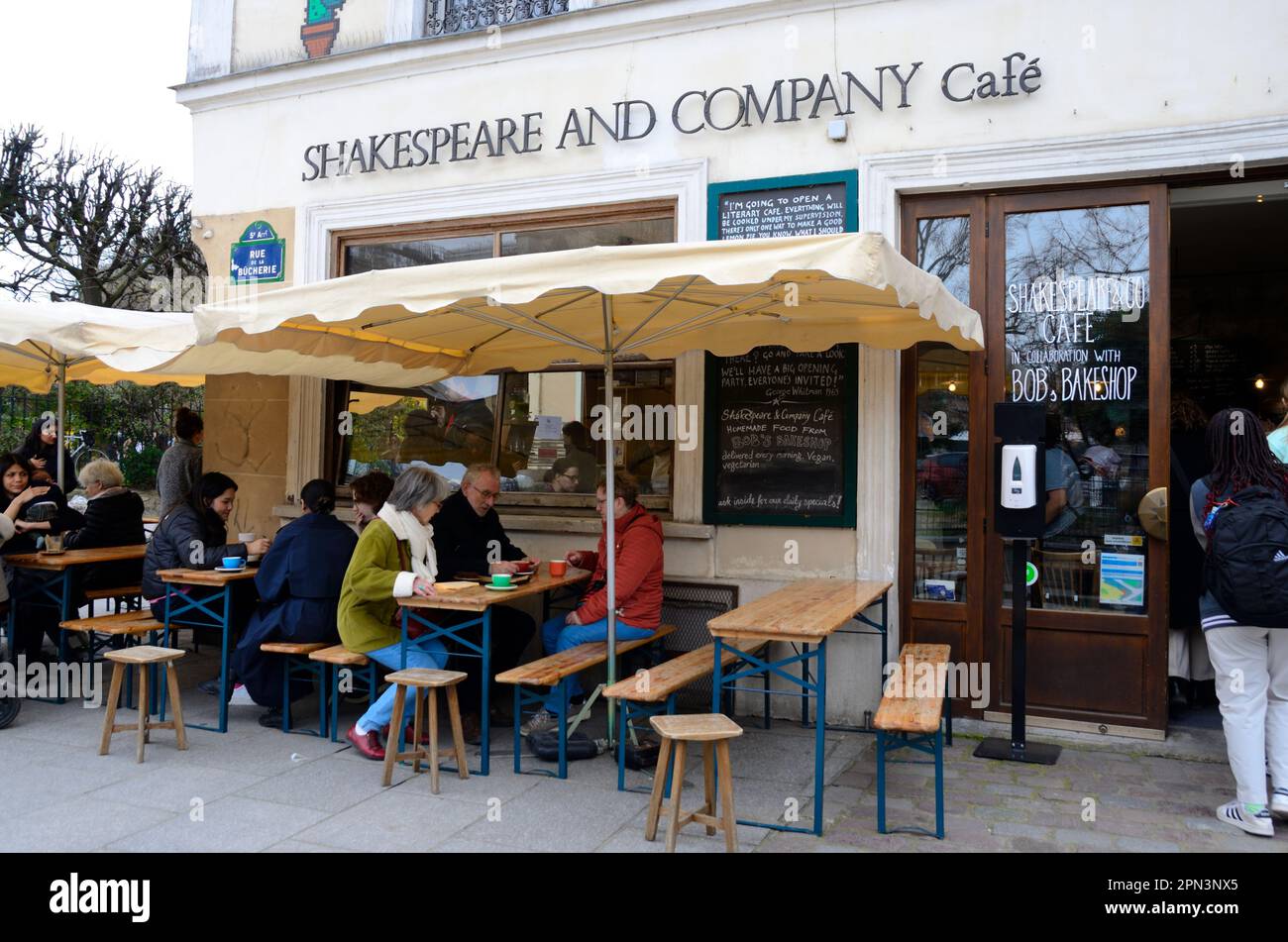 Shakespeare and company cafe paris hi-res stock photography and images ...