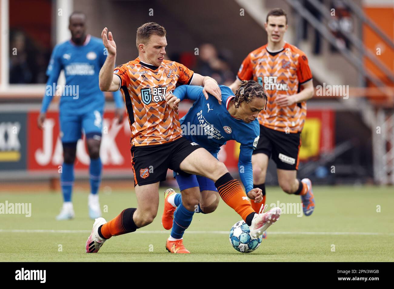 VOLENDAM - (lr) Damon Mirani of FC Volendam, Xavi Simons of PSV ...