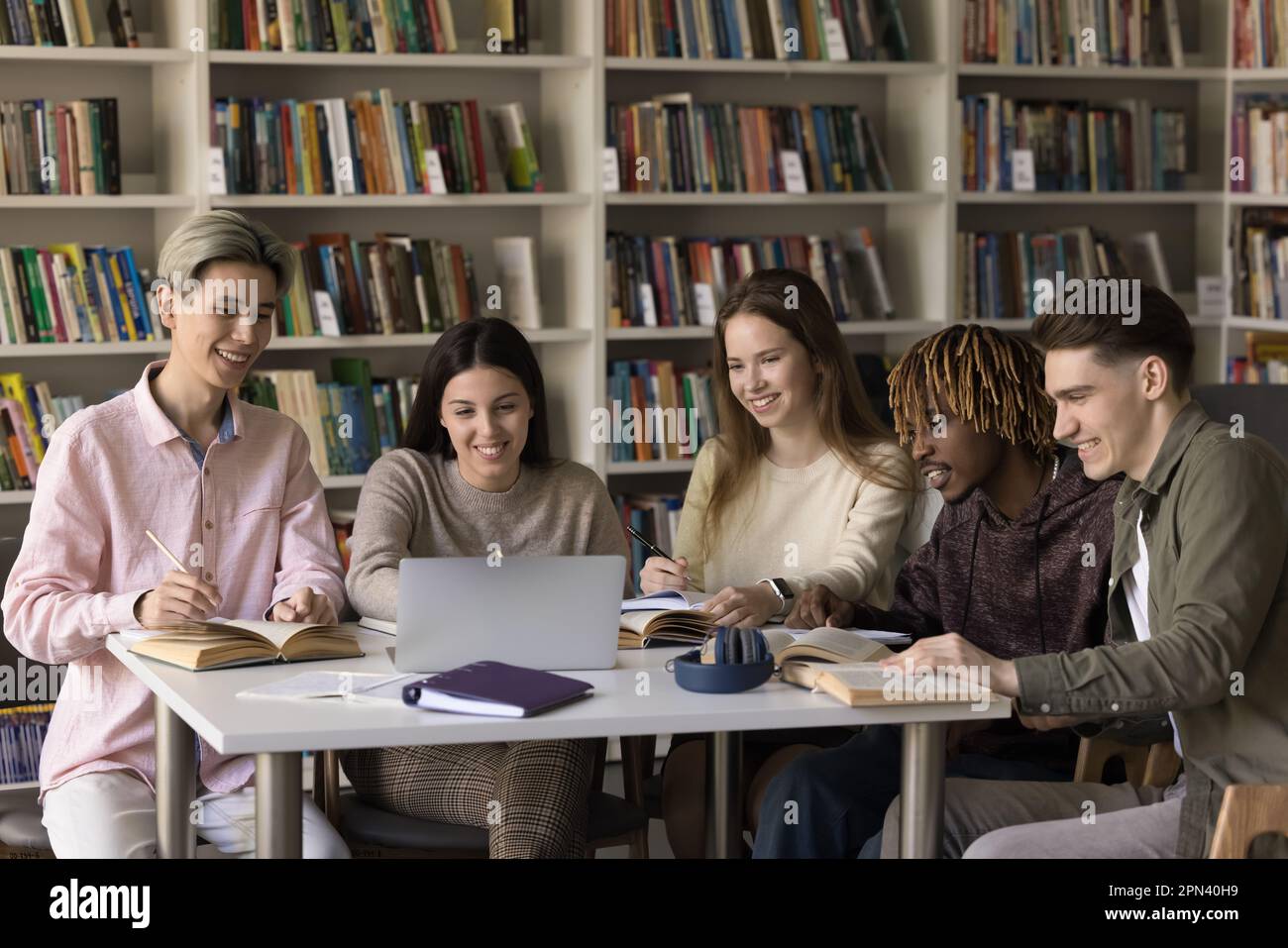 Pupils laptop learning together class hi-res stock photography and ...