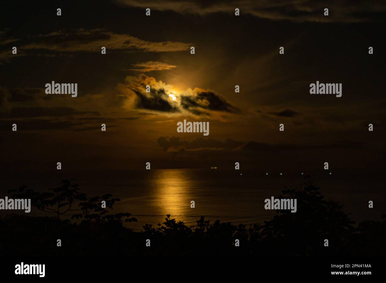 Blood moon rise over the horizon Stock Photo - Alamy