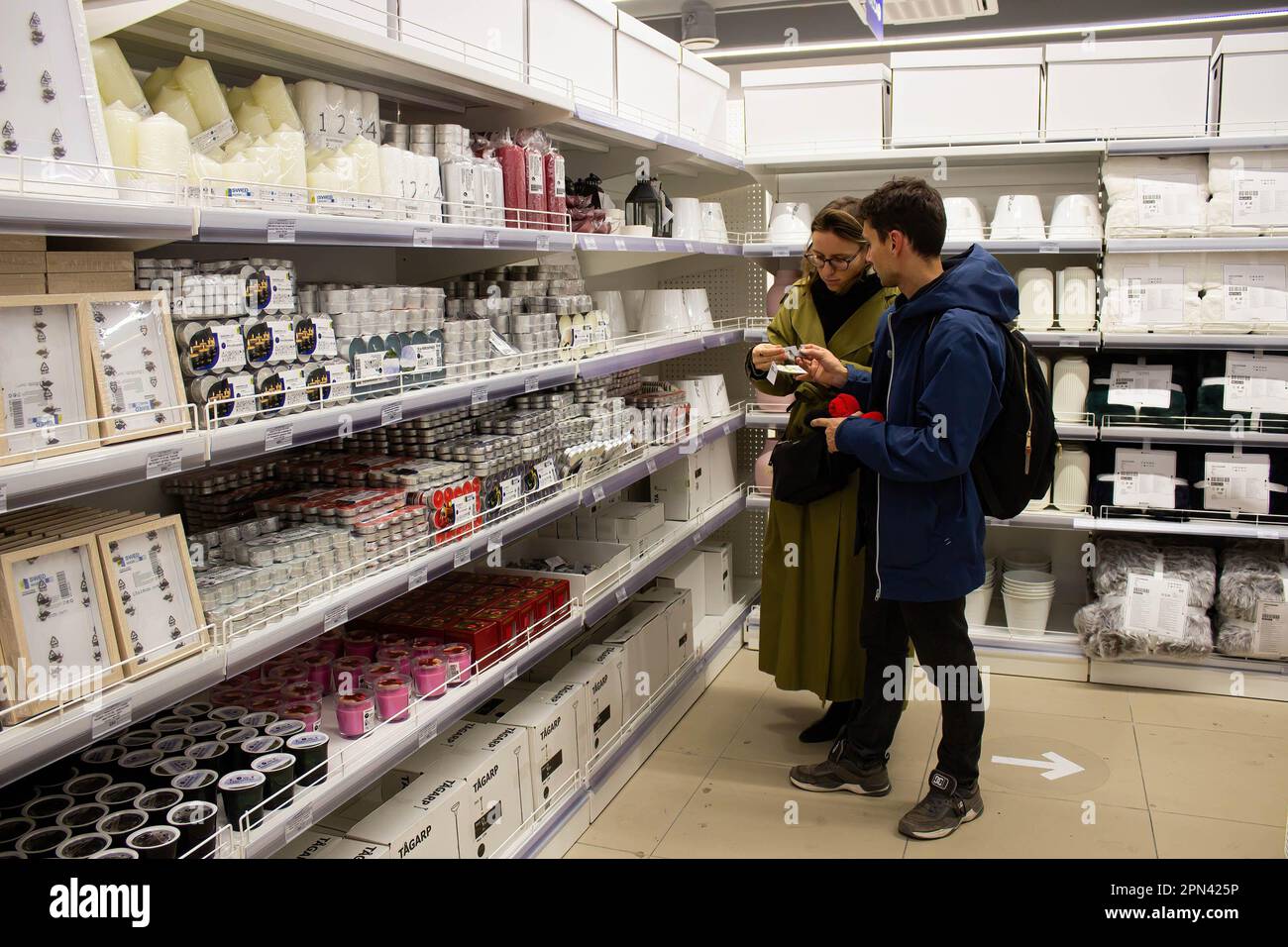 Shoppers in moscow 2022 hi-res stock photography and images - Alamy