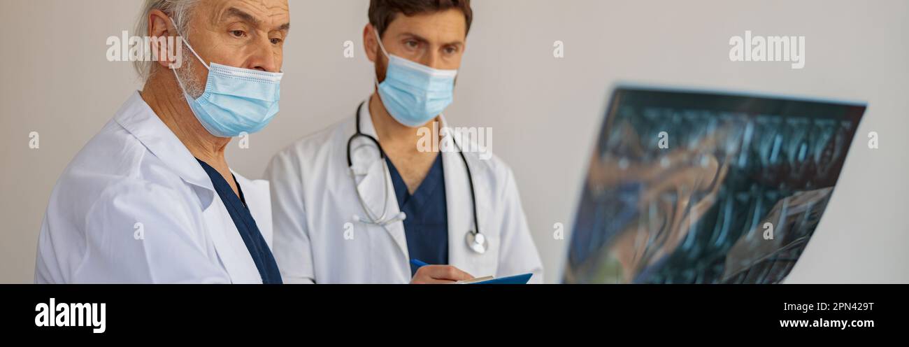 Doctor nurse discuss mri hi-res stock photography and images - Alamy