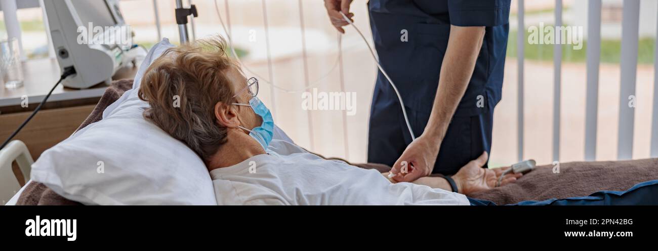 Doctor putting syringe in covid hi-res stock photography and images - Alamy