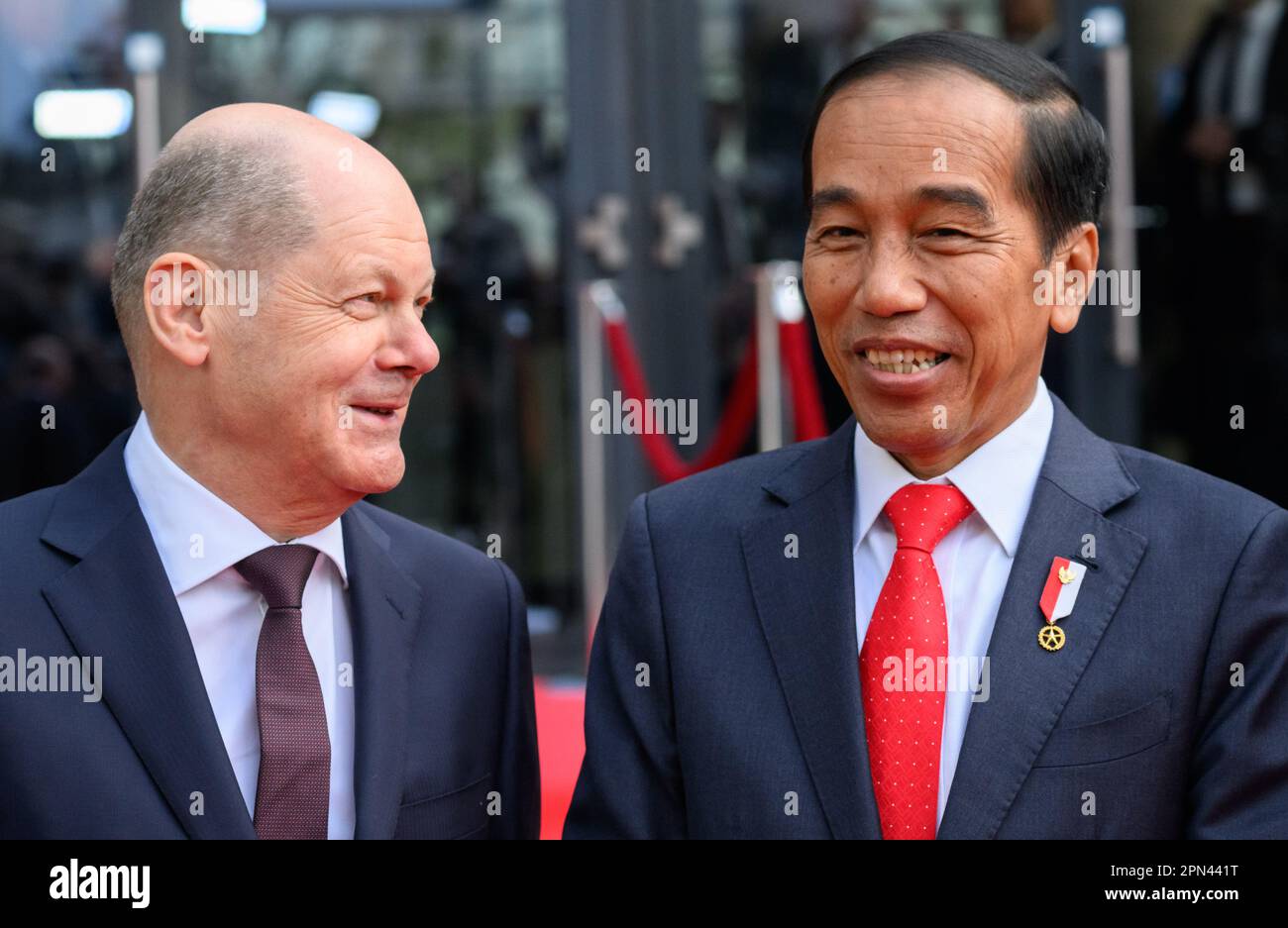 Hanover, Germany. 16th Apr, 2023. German Chancellor Olaf Scholz (l, SPD ...