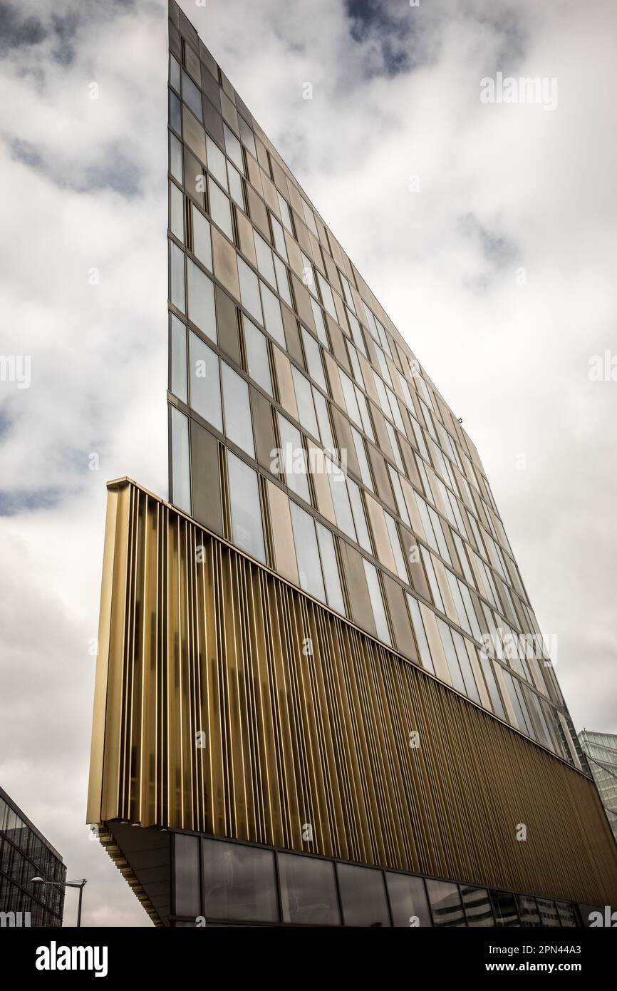 CONTRAST IN MODERN ARCHITECTURE BETWEEN CONCRETE MODULES AND GLASS ...