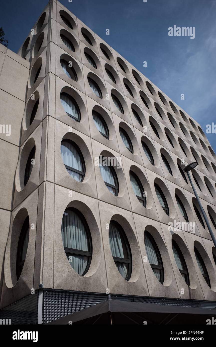 CONTRAST IN MODERN ARCHITECTURE BETWEEN CONCRETE MODULES AND GLASS ...