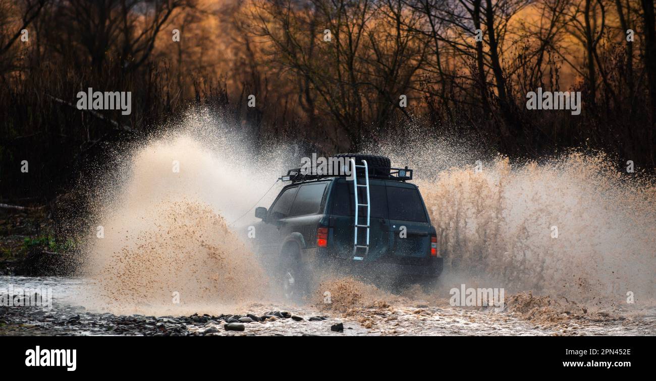 Car stunt scene hi-res stock photography and images - Alamy