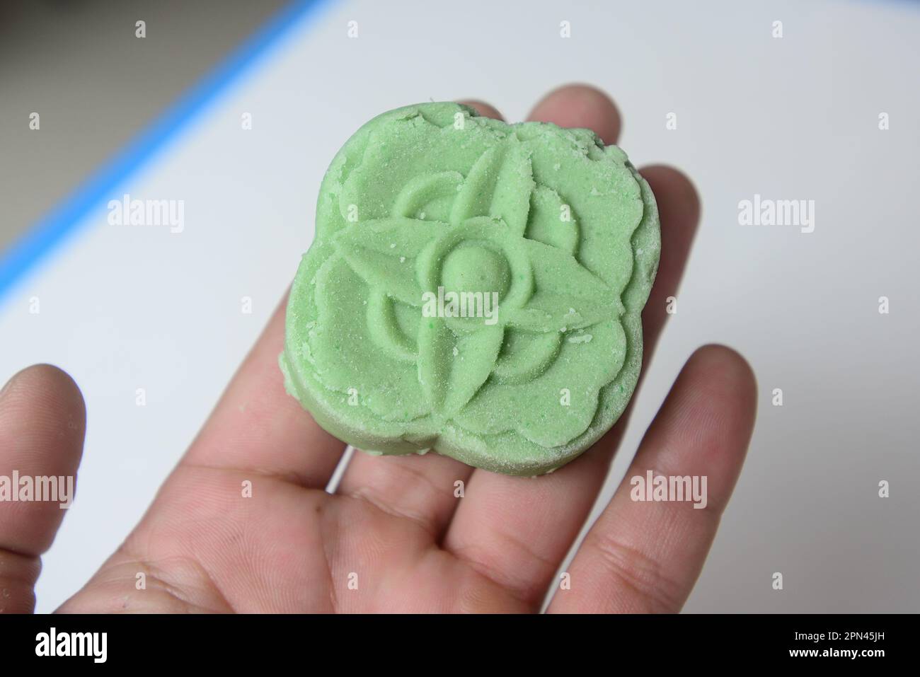 Mung bean cake in hand, is an exquisite traditional Chinese dessert ...