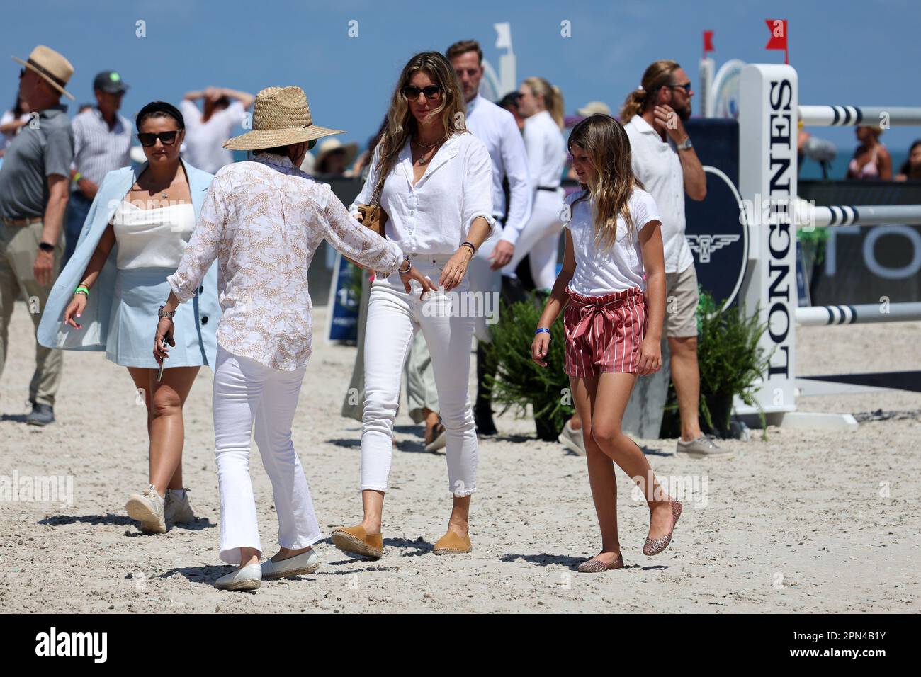 MIAMI BEACH, FL - APRIL 15: Gisele Bundchen and daughter Vivian Lake ...