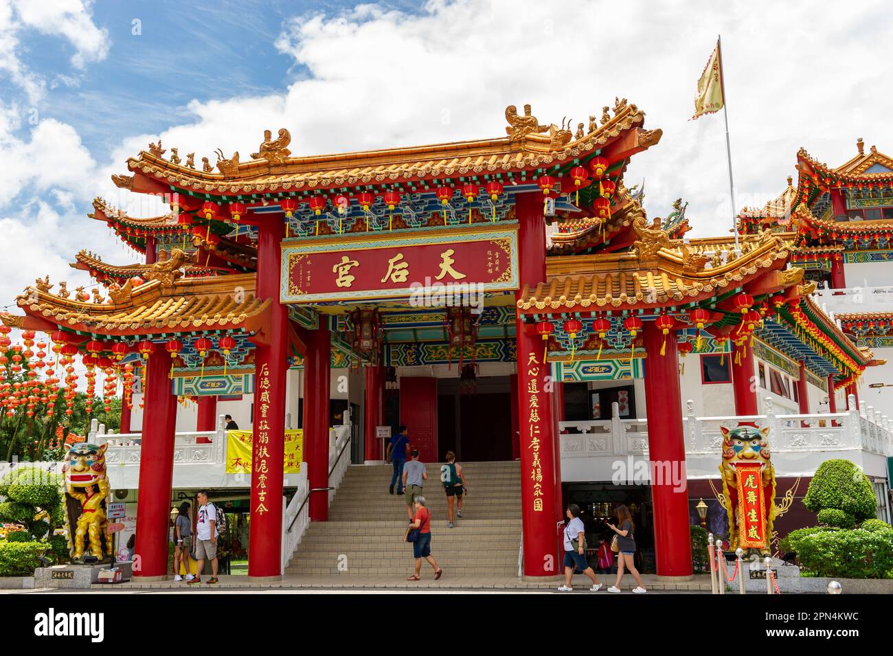 The front entrance at the Thean Hou Chinese Temple, Kuala Lumpur ...
