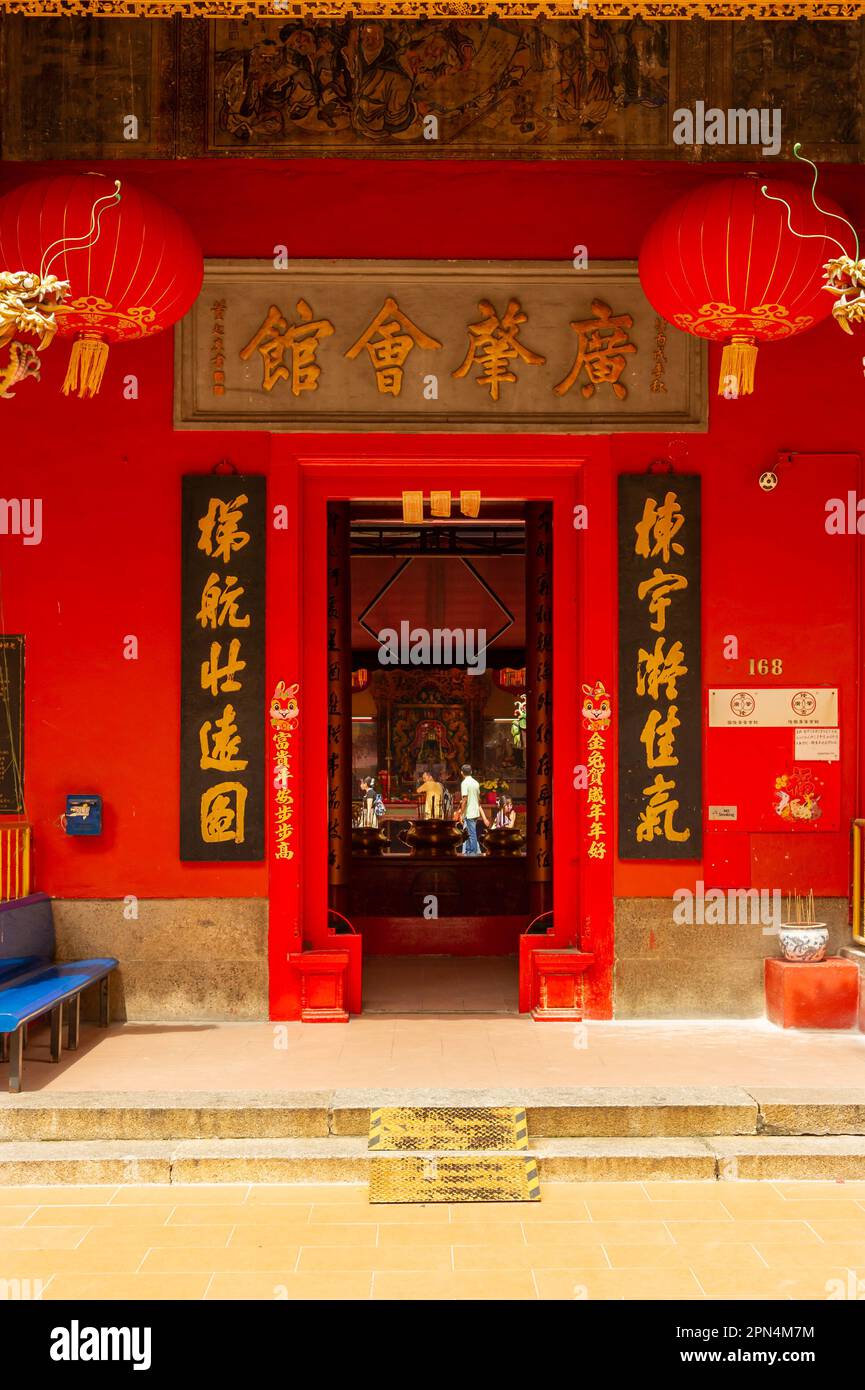 The front entrance of the Guan Di Chinese Temple, Kuala Lumpur ...