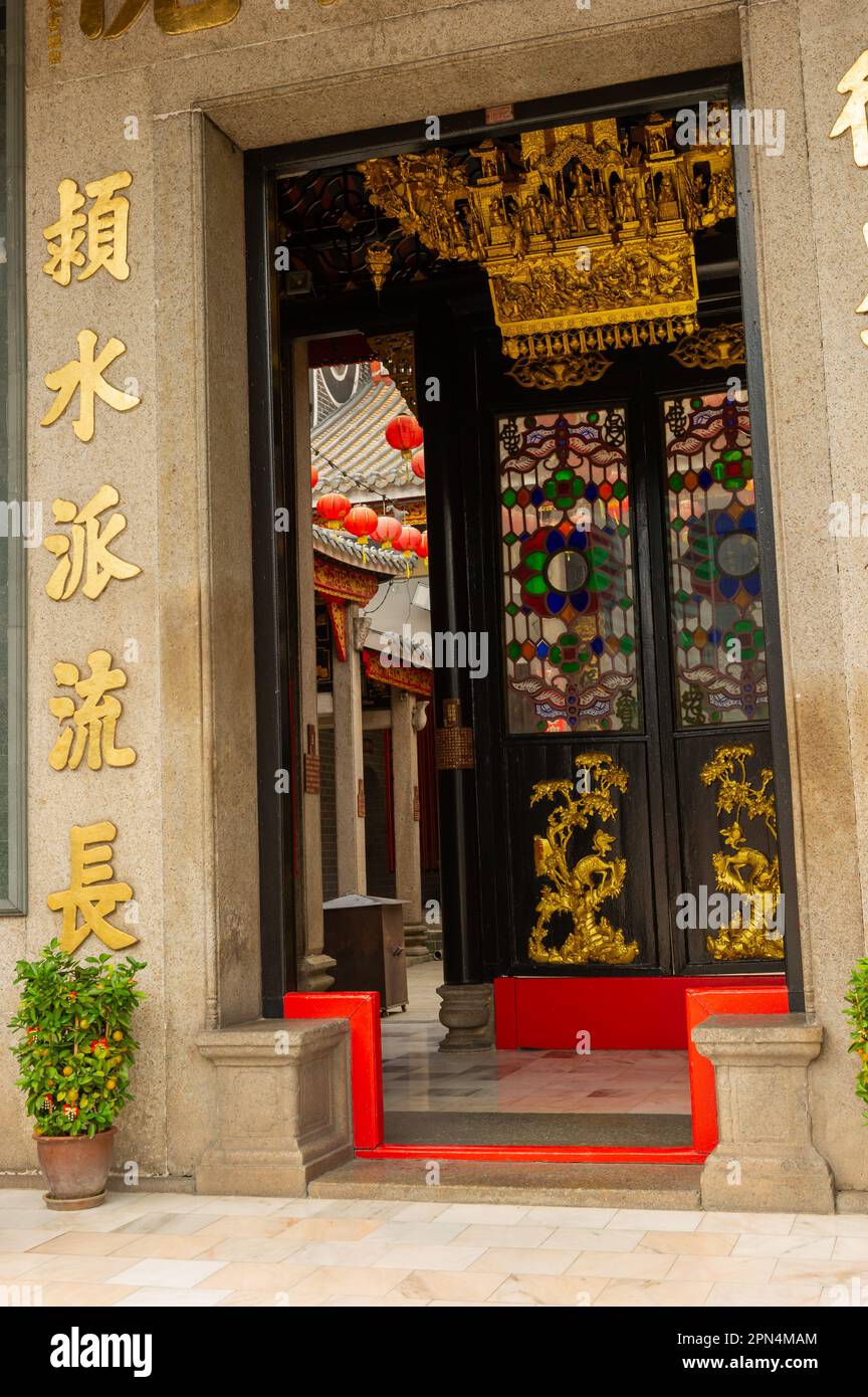 The front entrance of the Chan She Shu Yuen temple, Kuala Lumpur ...