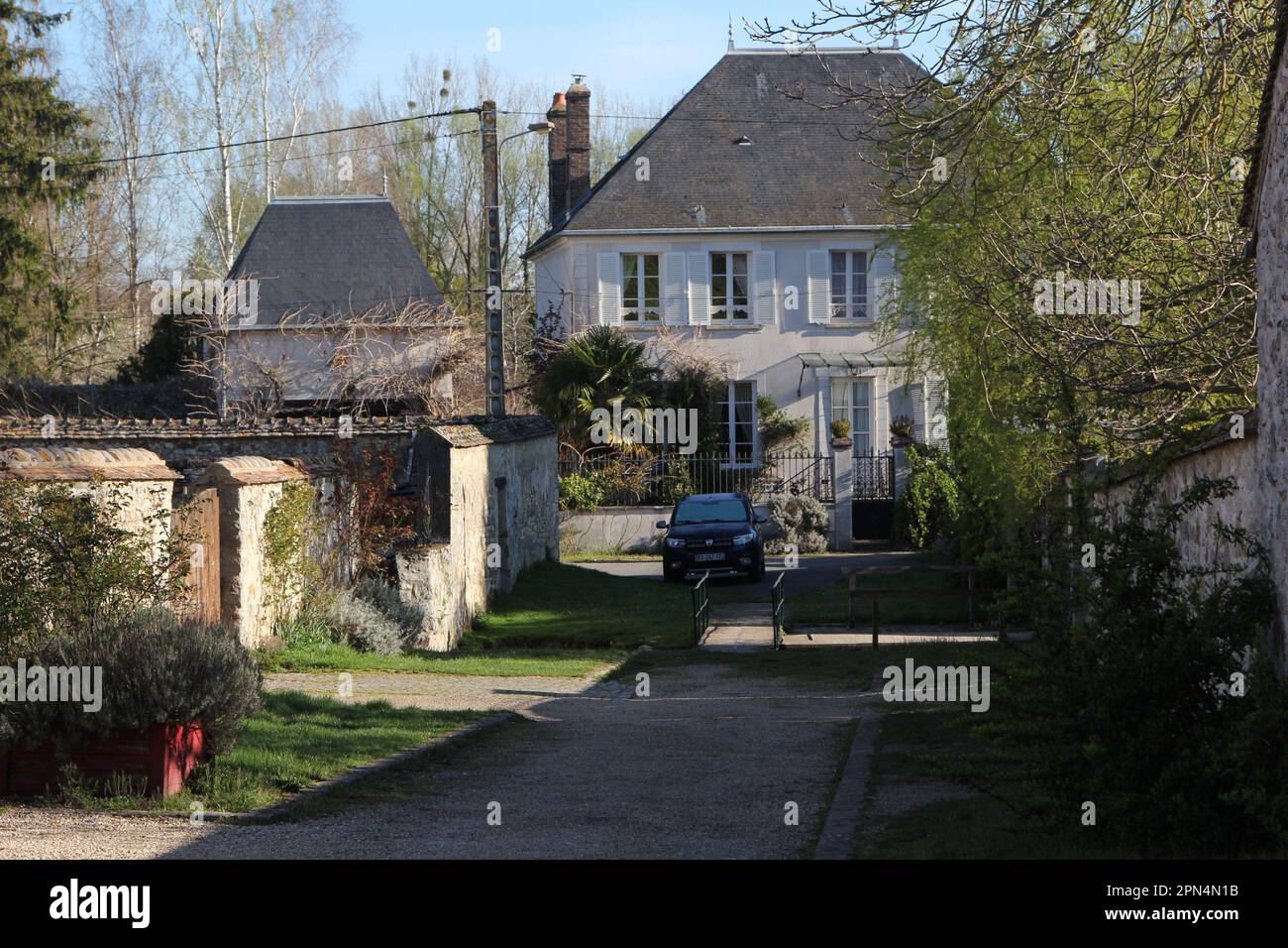 A pedestrian bridge across the Orvanne on the rue Monte à Regret ...