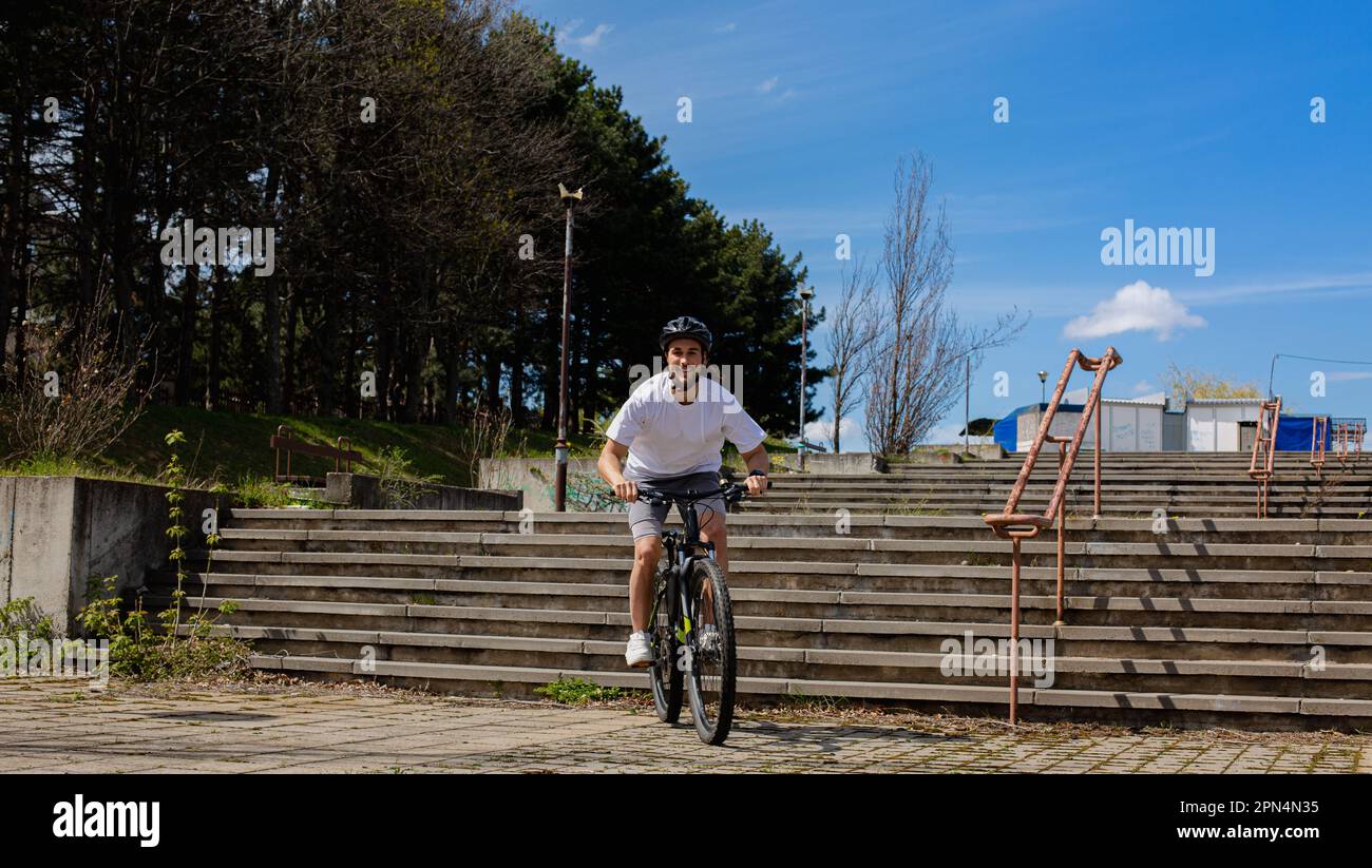 Man riding mtb hi-res stock photography and images - Alamy