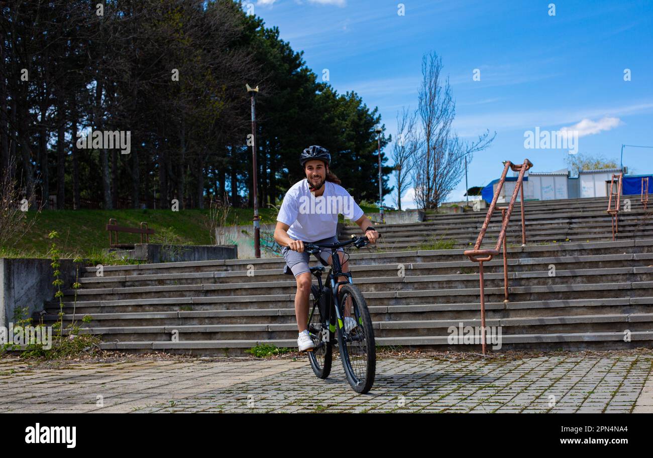 Man riding mtb hi-res stock photography and images - Alamy