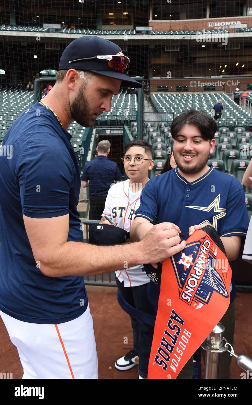 Houston Astros first baseman David Hensley (17) signs autographs before ...