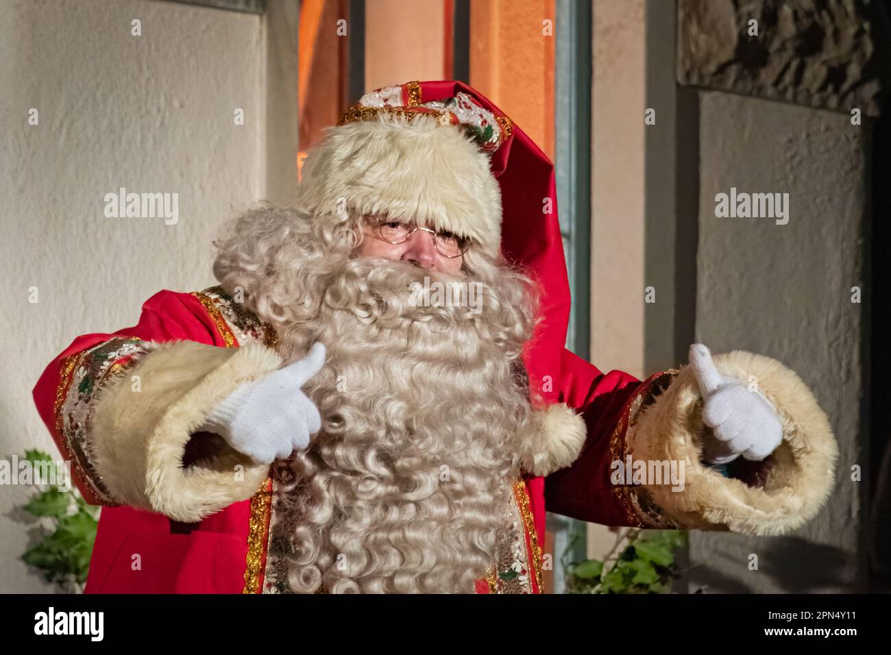 Elderly man giving thumbs up hi-res stock photography and images - Alamy