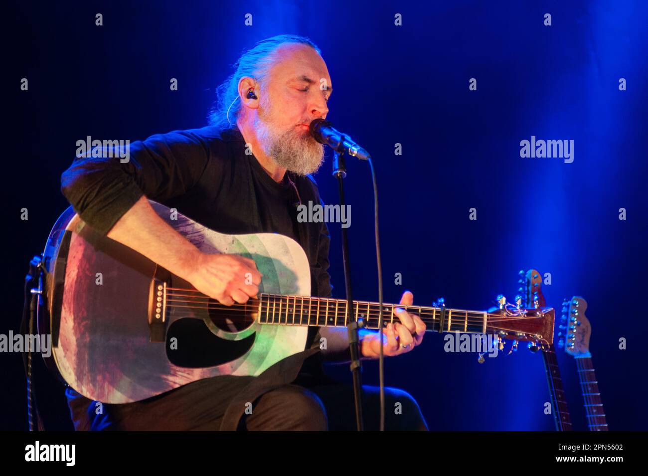 Fink singer hi-res stock photography and images - Alamy