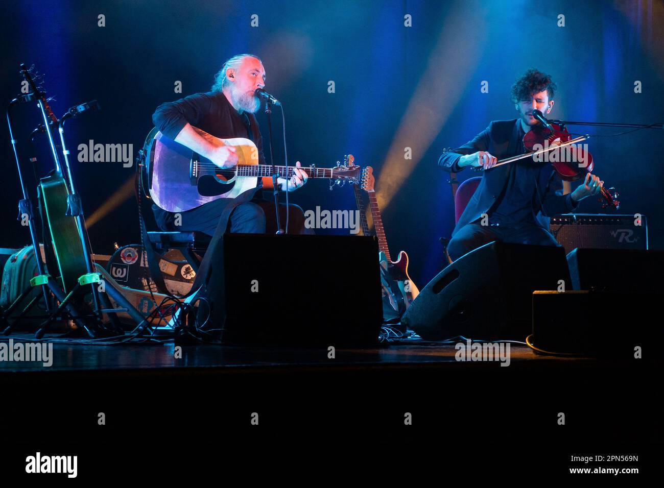 Fink singer hi-res stock photography and images - Alamy