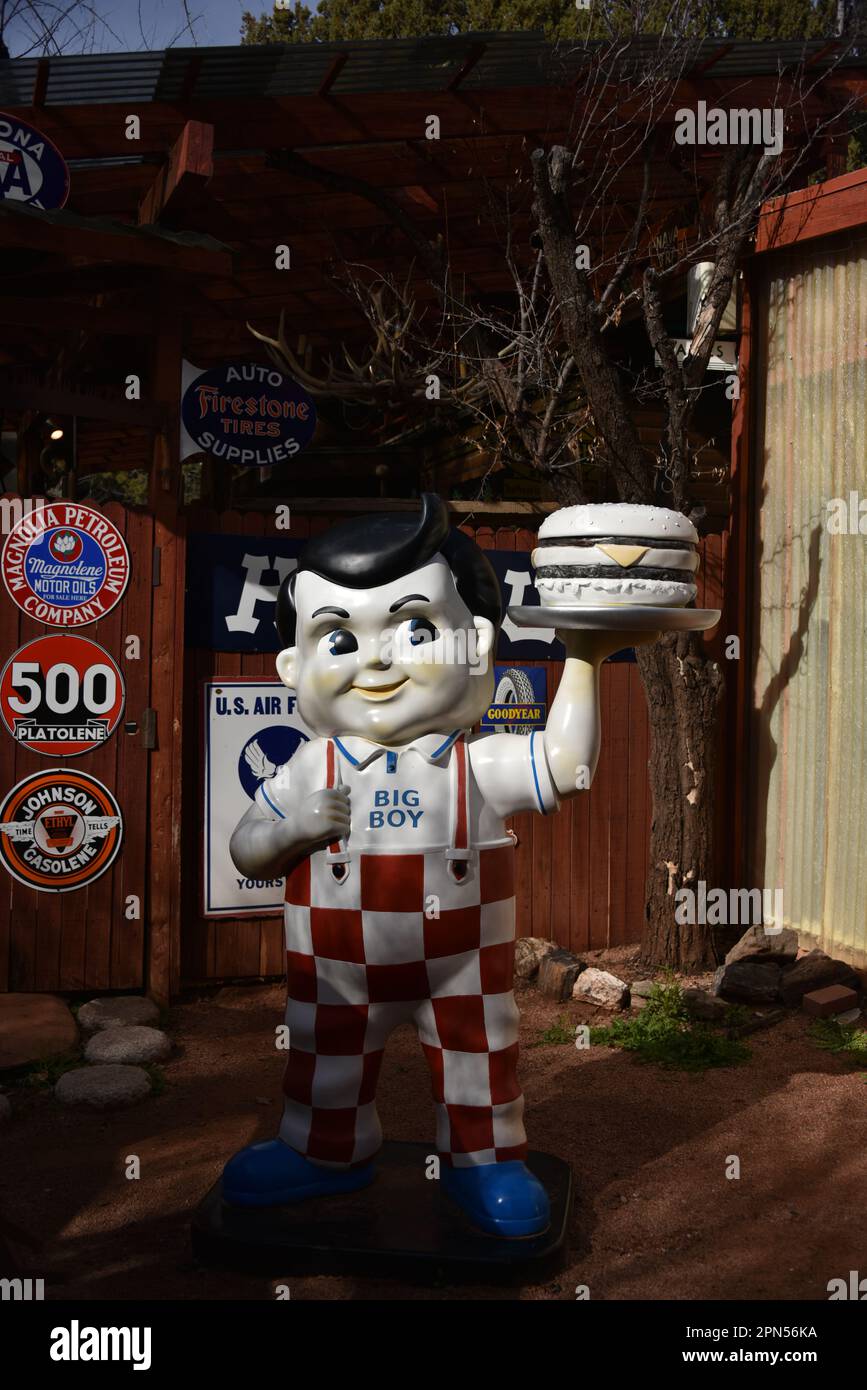 Sedona, AZ USA 1/13/2023. Son Silver West Galleries. Beautiful vintage ...