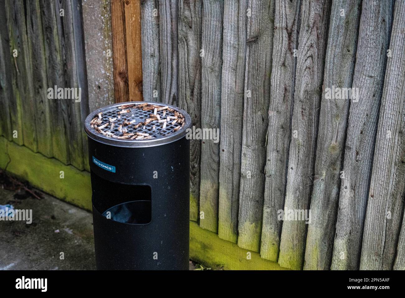 Smokers corner, smokers trash bin rubbish bin outside building Stock ... Smokers corner, smokers trash bin rubbish bin outside building Stock ...