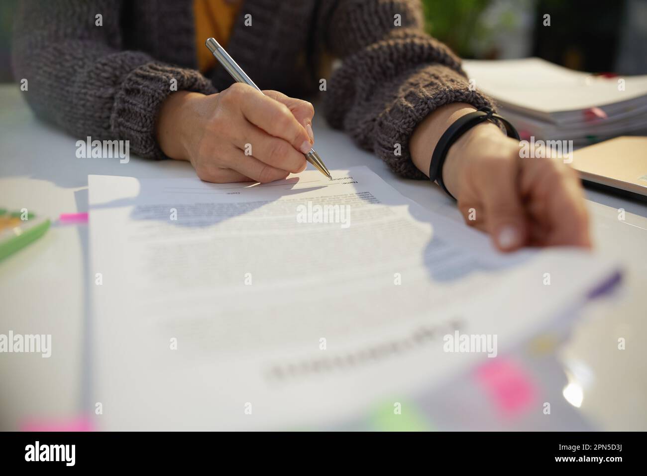 Woman sign document hi-res stock photography and images - Alamy
