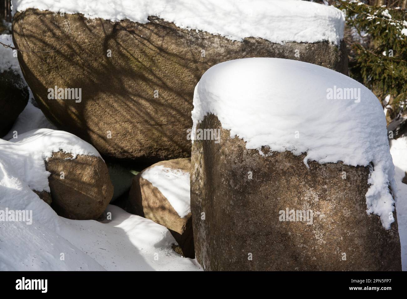 Snowy cliff face hi-res stock photography and images - Alamy