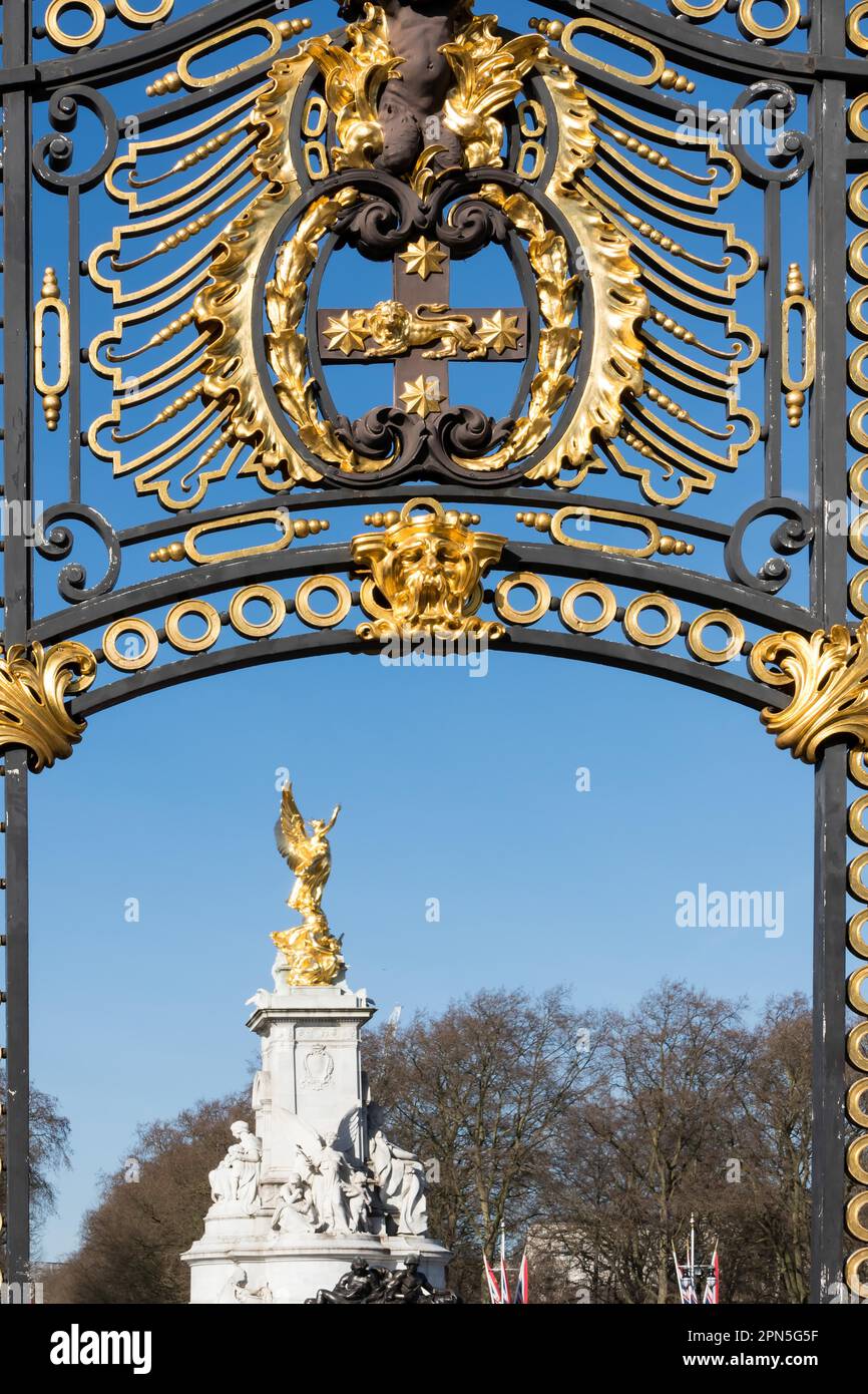 Golden and black iron gate hi-res stock photography and images - Alamy