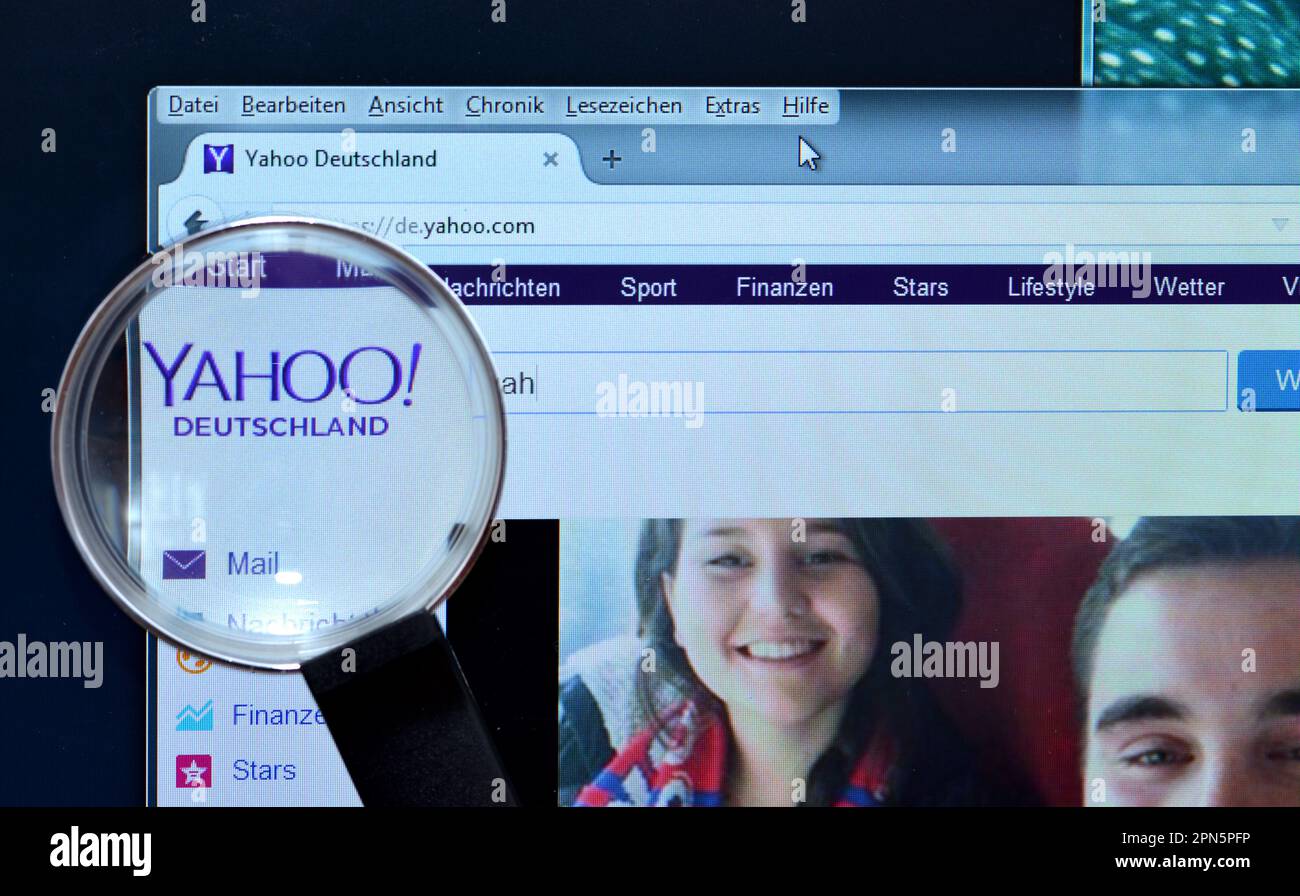 Yahoo, homepage, screen, magnifier Stock Photo - Alamy