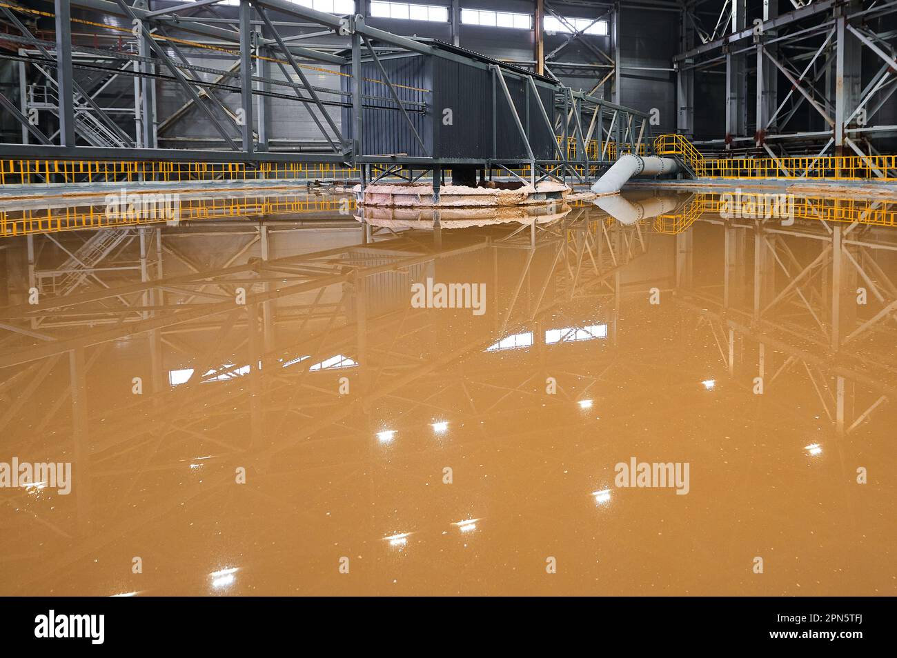 Pulp paper process hi-res stock photography and images - Alamy