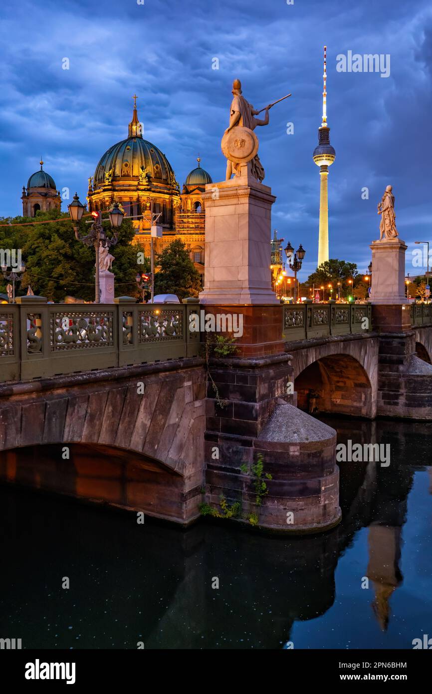 Schloss Bridge, Berlin Cathedral and TV Tower in the evening, city of ...