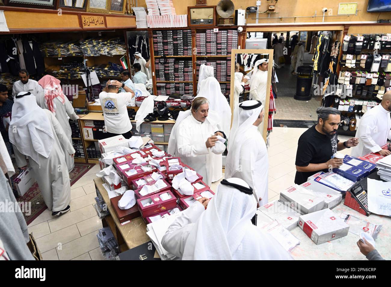 People shopping in kuwait hi-res stock photography and images - Alamy