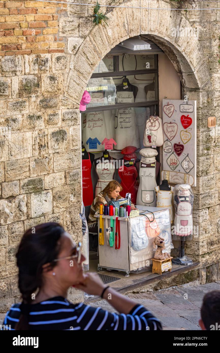 Embroiling hi-res stock photography and images - Alamy