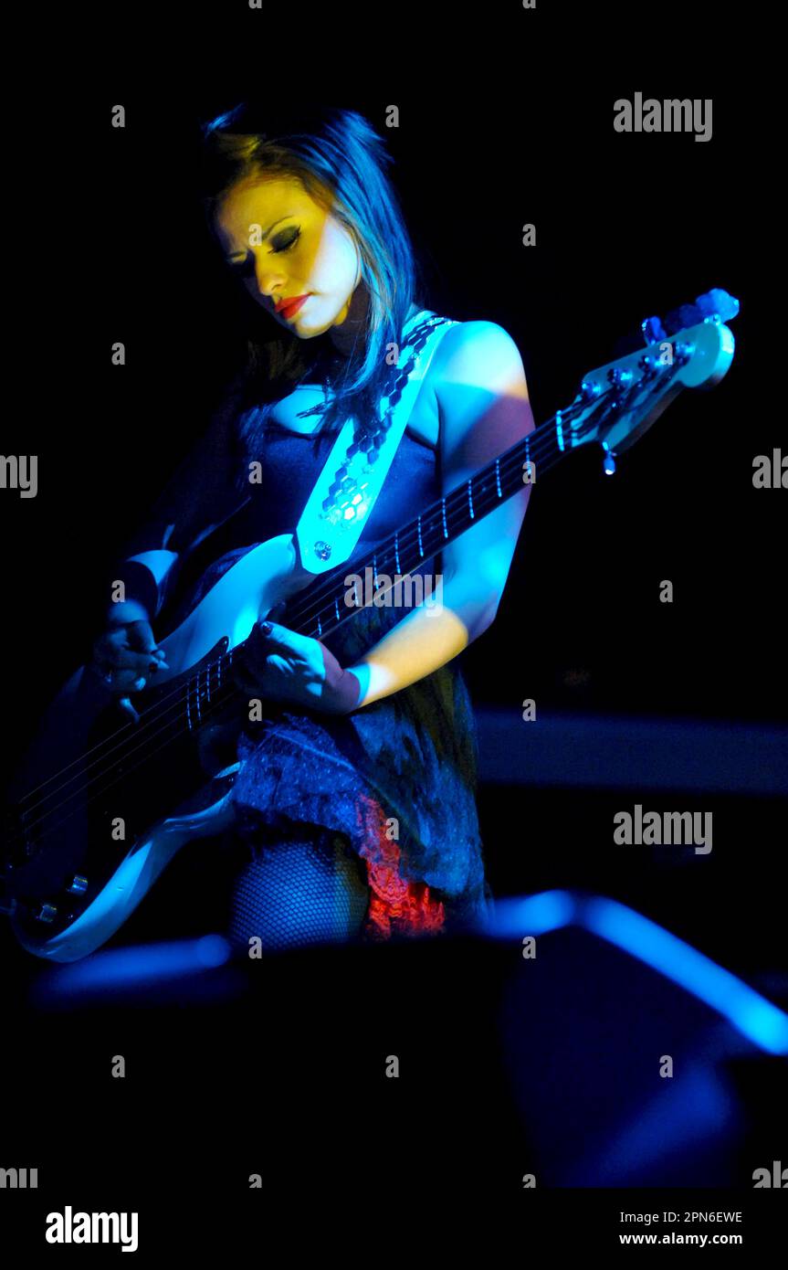 Ginger sling hi-res stock photography and images - Alamy