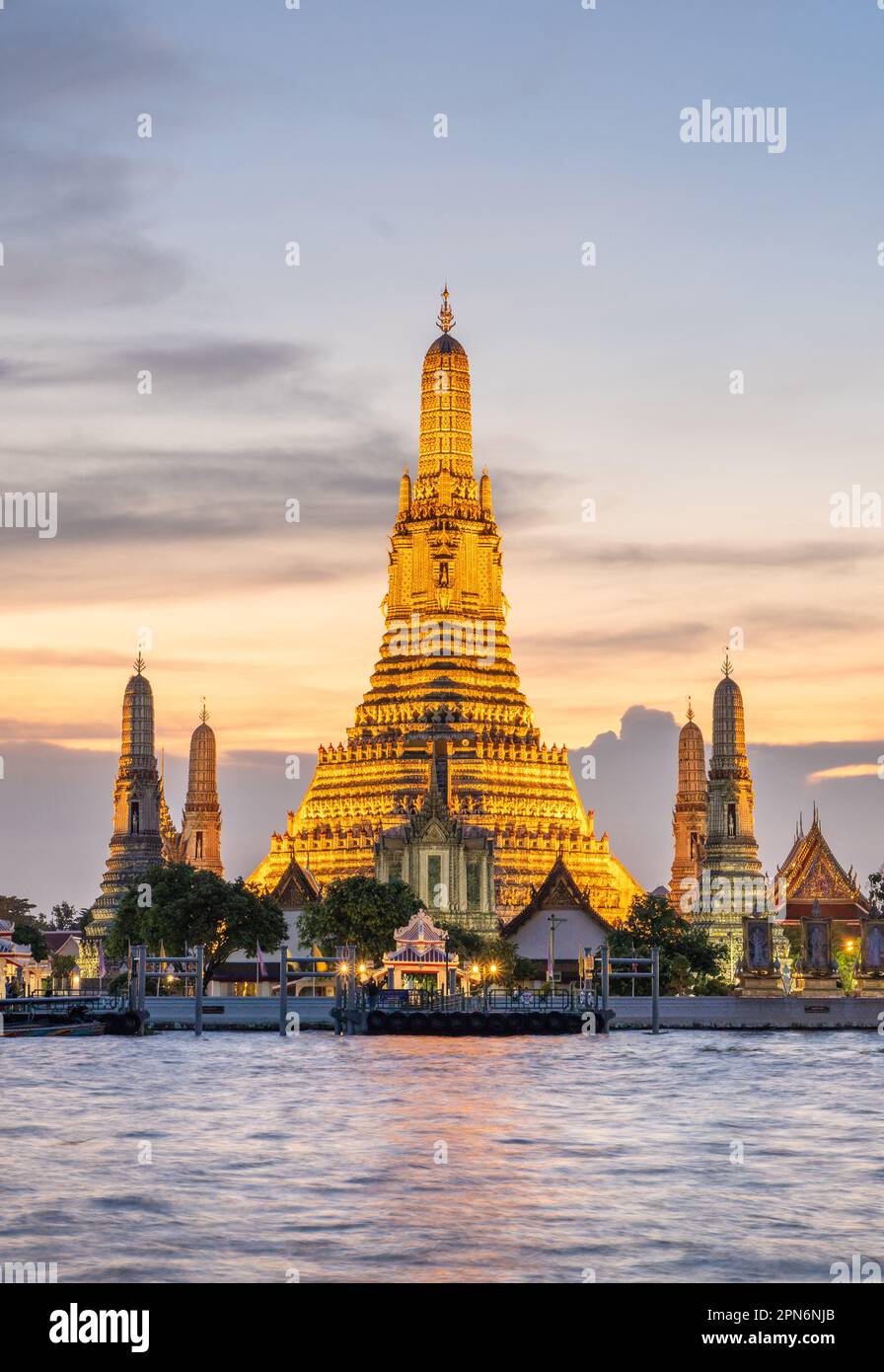 Wat Arun temple in Bangkok illuminated at sunset Stock Photo - Alamy