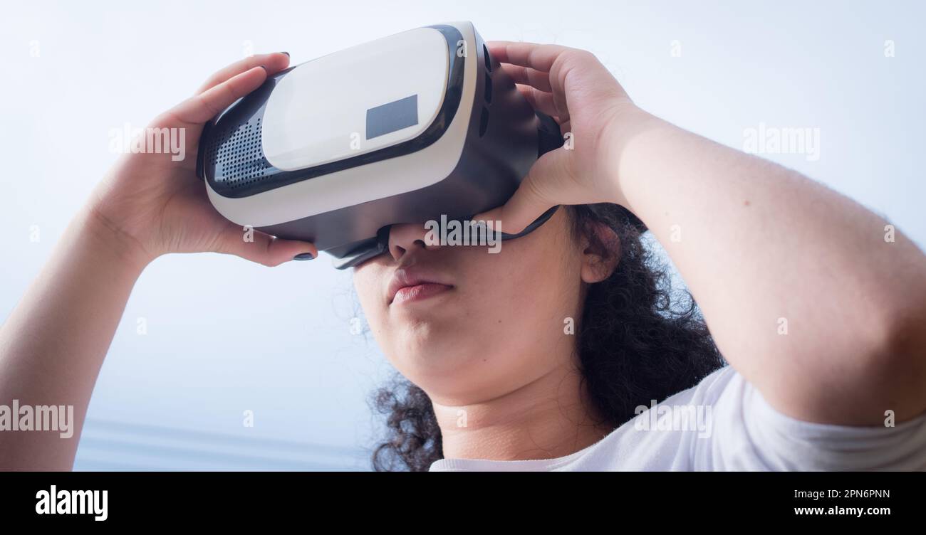 Teen wearing virtual reality headset hi-res stock photography and ...