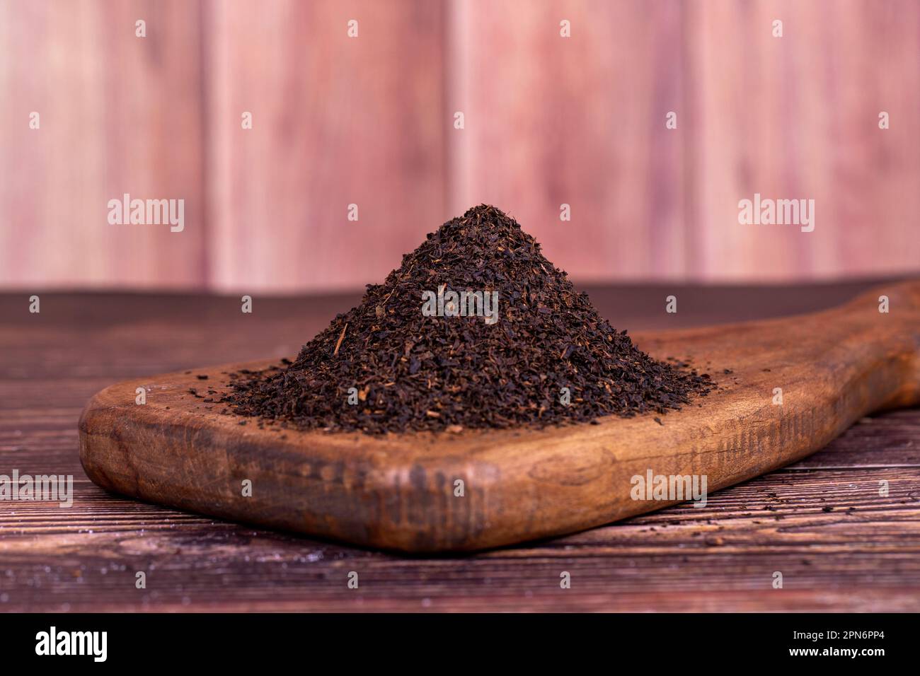 Black tea. Dried black sea tea on wood background Stock Photo - Alamy
